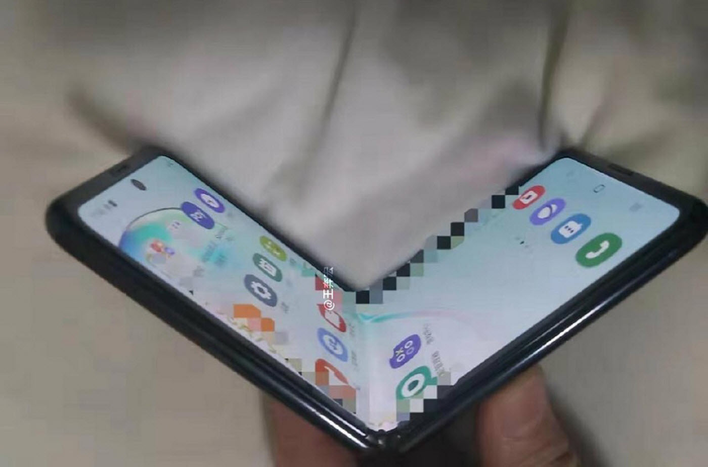 Το νέο αναδιπλούμενο flip phone της Samsung εντυπωσιάζει! - Matrix Life