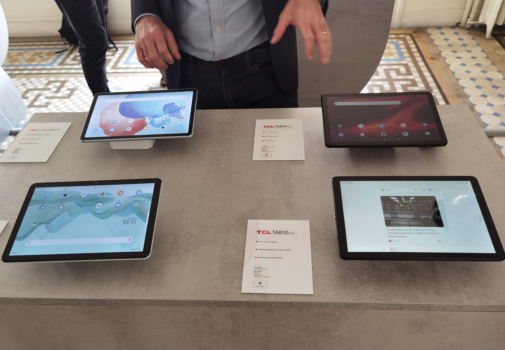 Η TCL παρουσιάζει το "χάρτινο" NxtPaper MAX10 αλλά μια νέα σειρά ...