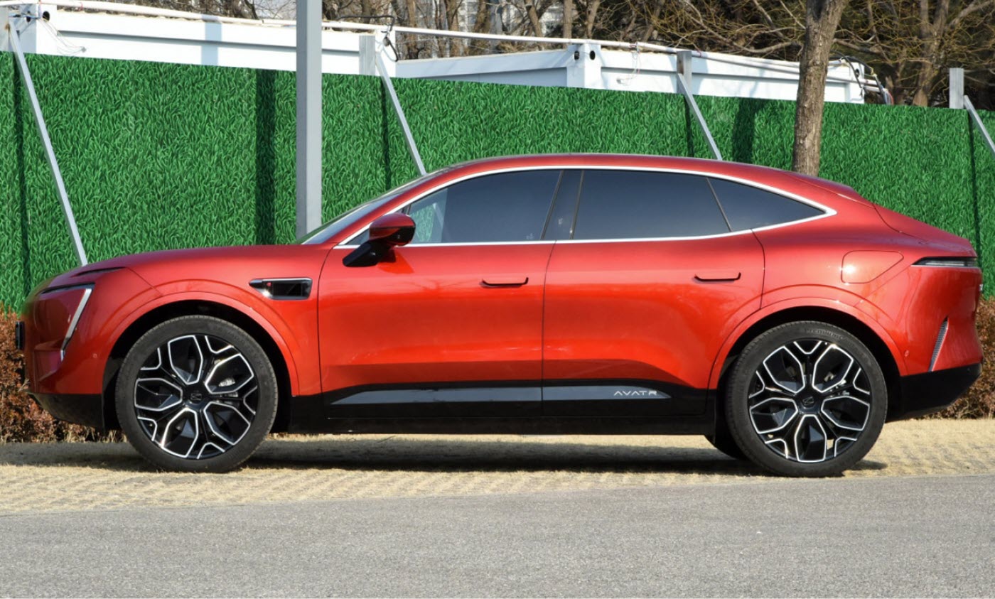 Το νέο ηλεκτρικό αυτοκίνητο Avtr 12 της Huawei δοκιμάζεται στους ...