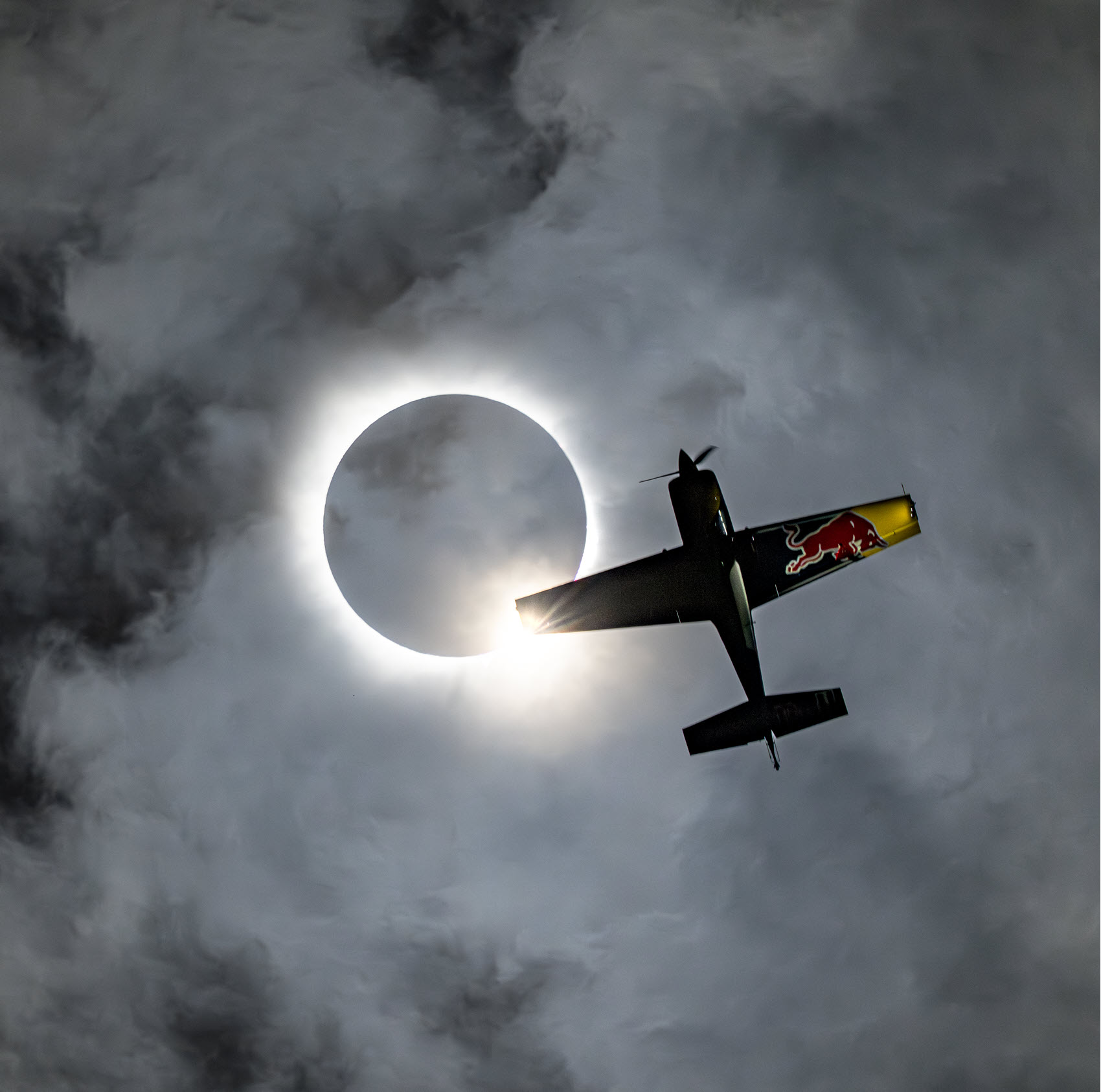 Πιλότοι «χορεύουν» στη σκιά της μεγαλύτερης έκλειψης ηλίου που έγινε ...